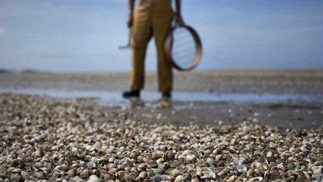 Cockling: Talks on doubling Dee Estuary picker licences - BBC News