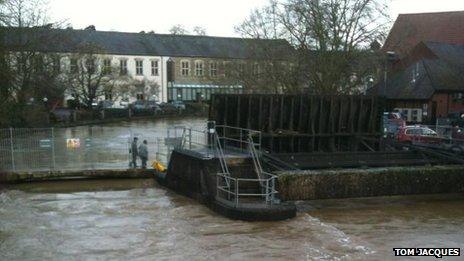 Flood warnings in place in Wiltshire after heavy rain - BBC News