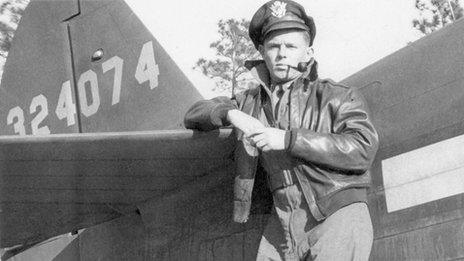 The 'wreckologists' digging for World War II aircraft - BBC News