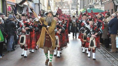 Rochester celebrates Charles Dickens link - BBC News