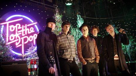 Kaiser Chiefs drummer Nick Hodgson quits Leeds band - BBC News