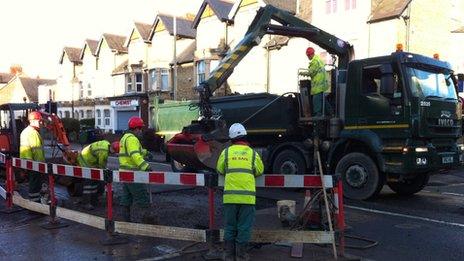 Oxford's Botley Road closed due to burst water pipe - BBC News