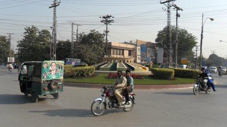 Lahore roundabout sparks battle of identity in Pakistan - BBC News