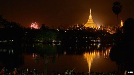 New year revellers welcome 2013 with fireworks - BBC News