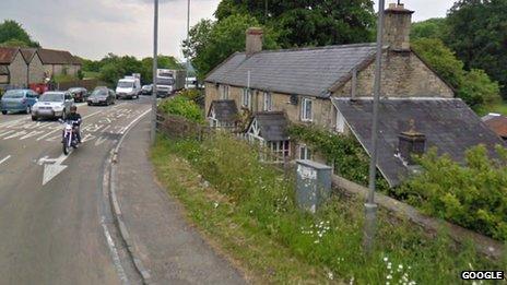 Roundabout cottage owners want Highways Agency to buy homes - BBC News