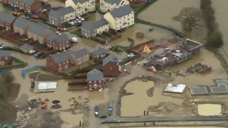 Glasdir estate: Ruthin flood victims 'live in fear' - BBC News