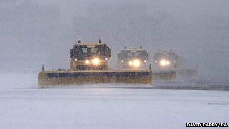 Gritters keep Sussex roads clear after heavy snowfall - BBC News