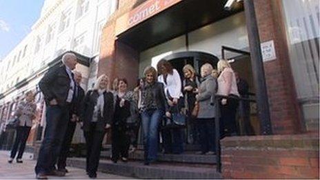 Tears as last 18 Comet workers in Hull made redundant - BBC News