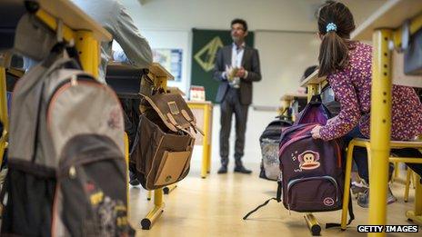 Primary teacher training numbers to be increased in Scotland - BBC News