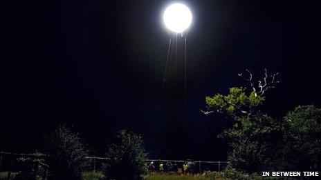 Fake moon in Bristol sky for IBT13 festival - BBC News