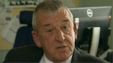 Fylde Council leader David Eaves steps down - BBC News