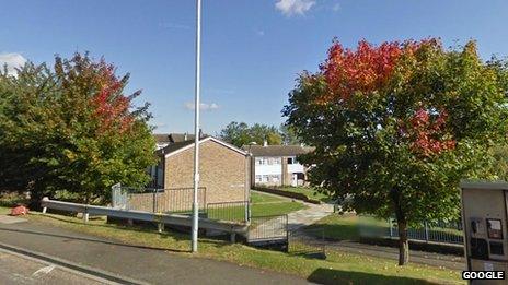 Police called after gunshots heard on Marsh Farm, Luton - BBC News