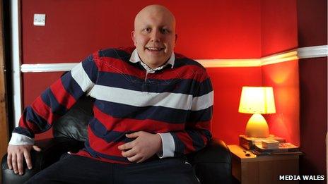 Twitter turns cancer-free Alex Baston into global hit - BBC News