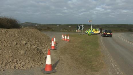 One dead and three injured in Anglesey car crash - BBC News
