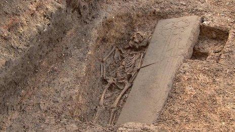 'Medieval knight' unearthed in Edinburgh car park dig - BBC News