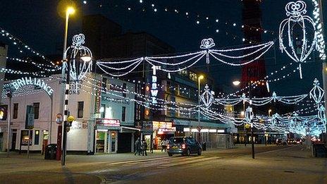 Peter Kay to switch on Blackpool Illuminations - BBC News