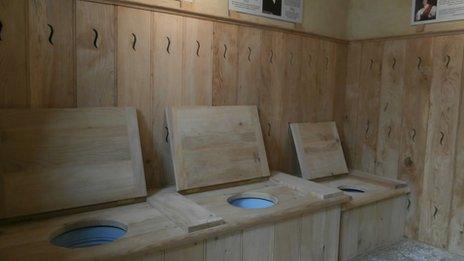 Northampton Lamport Hall three-seater 'Bog House' on show - BBC News