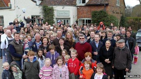 Marsh Baldon villagers reopen Seven Stars pub - BBC News