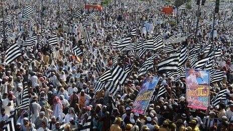Pakistan election: Taliban threats hamper secular campaign - BBC News