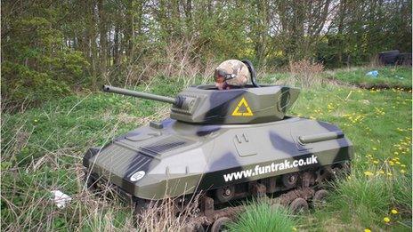 Tank play park at Duntarvie Castle in West Lothian gets go-ahead - BBC News