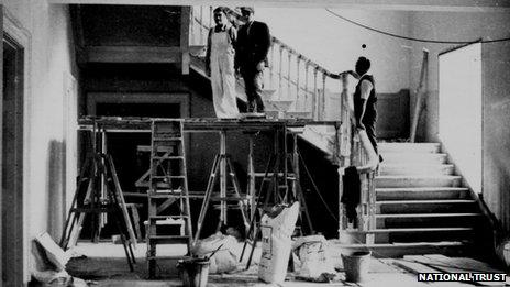 Hinton Ampner blaze memories sought for exhibition - BBC News