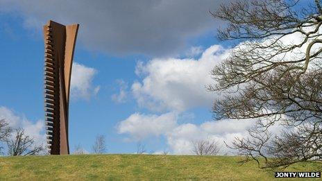 Barnsley town hall's new steel sculpture - BBC News