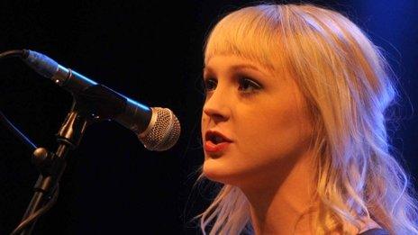 Laura Marling faces 'fear' to compose Shakespeare score - BBC News