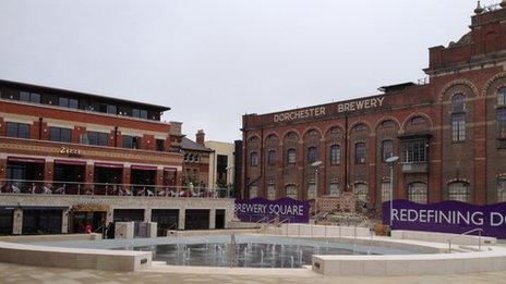 Dorchester's Brewery Square main square opens - BBC News