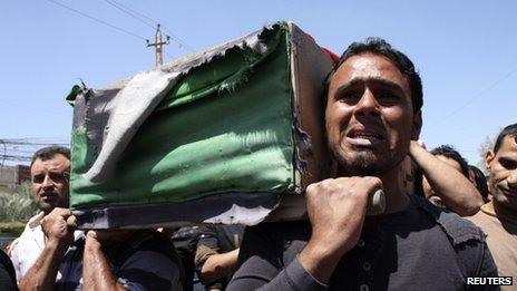 Iraq police and gunmen die in Mosul clashes - BBC News