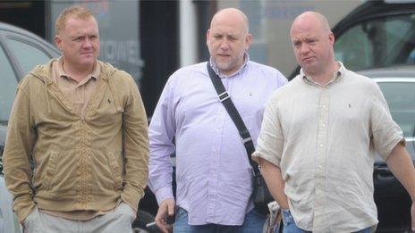 'Drug gang' trio wanted by Metropolitan Police - BBC News