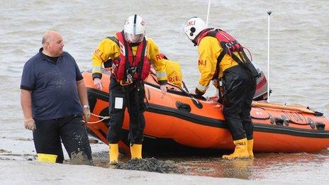 Man stuck in River Adur mud rescued by Shoreham Coastguard - BBC News