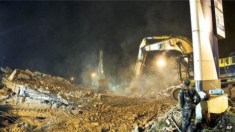 Rwanda building collapse: Six dead and dozens injured - BBC News