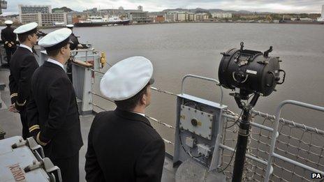 HMS Edinburgh arrives in Leith on its final trip - BBC News