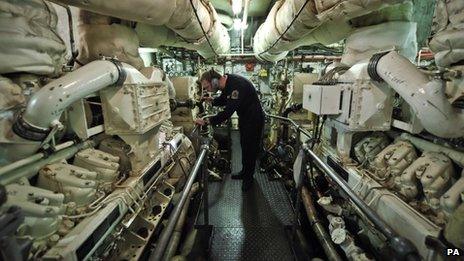 HMS Edinburgh arrives in Leith on its final trip - BBC News
