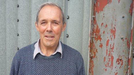 Badger cull v vaccines in Wales and England TB fight - BBC News