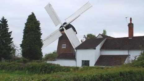 Berkswell Windmill reopens after £200k restoration - BBC News