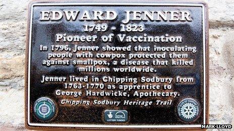 Dr Edward Jenner commemorative plaque unveiled - BBC News