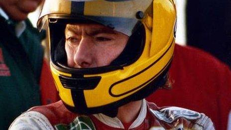 'Almost 2,000' bikers complete Joey Dunlop memorial lap - BBC News