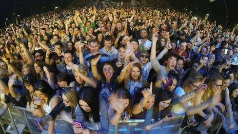 Music fans prepare for Radio 1's Big Weekend day two - BBC News