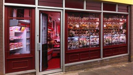 G8 fake shop fronts make headlines - BBC News