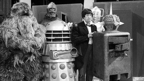 Dalek 'driving sessions' at Nettleham Junior School - BBC News