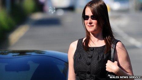 'Too drunk' ex-policewoman cleared of burglary - BBC News