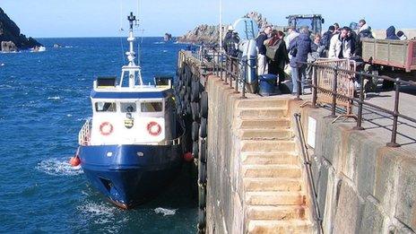Isle of Sark Shipping makes loss of £343,500 - BBC News