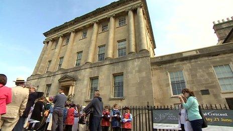Bath's Royal Crescent museum reopens with new features - BBC News