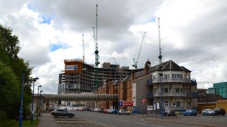 Talks over extending medics hours at Southern General - BBC News