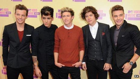 One Direction win best live act at Silver Clef Awards - BBC News