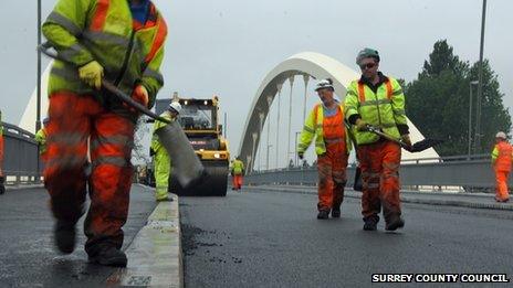 Opening date set for new Walton Bridge over Thames - BBC News