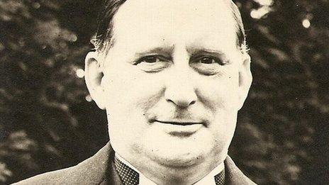 Plaque for George Herbert Lawrence razor 'fairy godfather' - BBC News