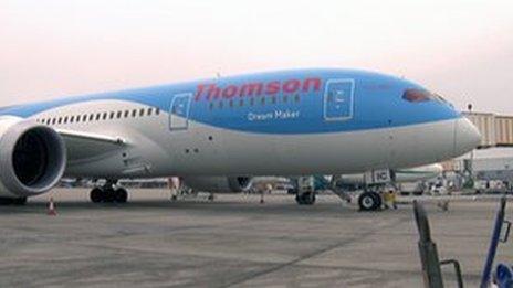 Boeing Dreamliner in first long-haul flight - BBC News