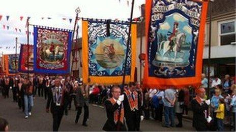 Orange Order: Thousands take part in annual Twelfth parades - BBC News
